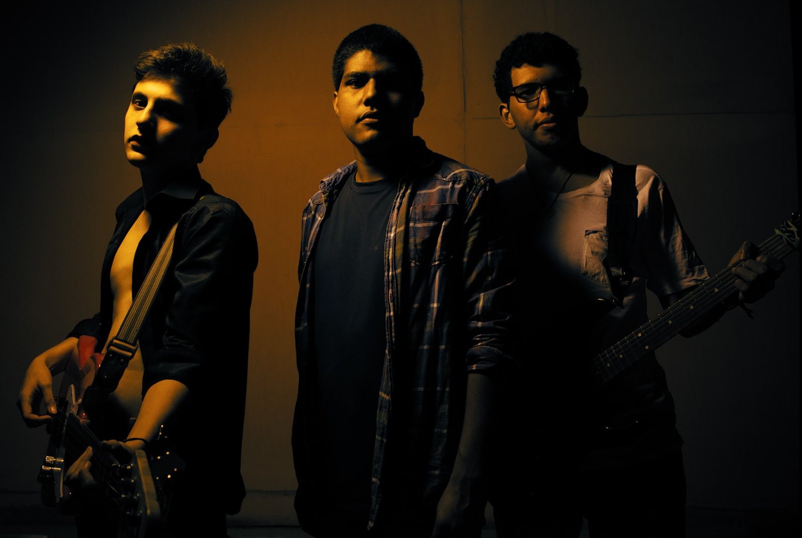 The Axis: Explorando las Emociones con Rock Alternativo en su Disco ...